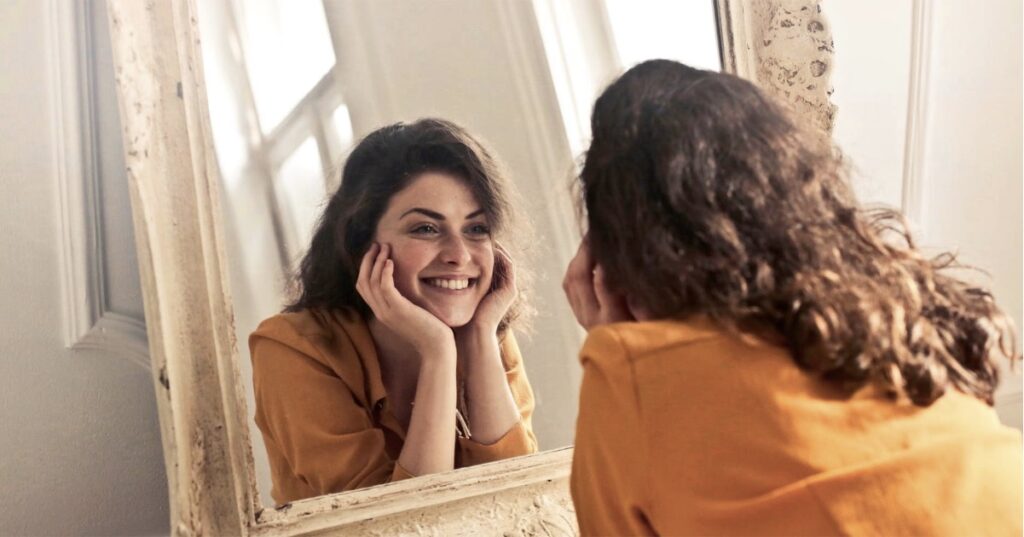 How Looking At Yourself In Mirror Can Increase Confidence & Happiness