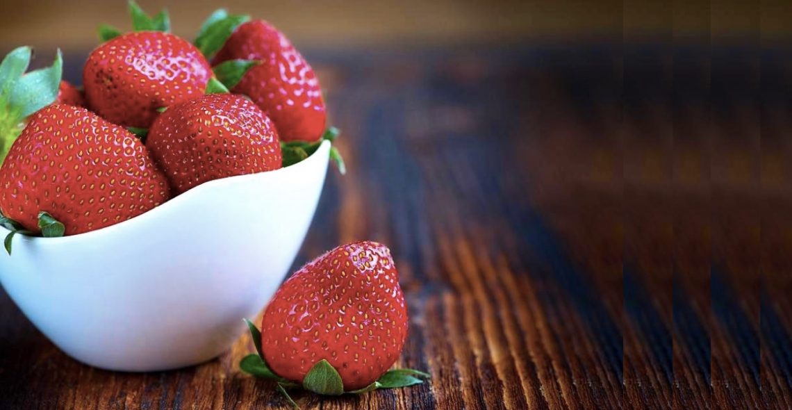 How To Clean Strawberries In 5 Easy Steps