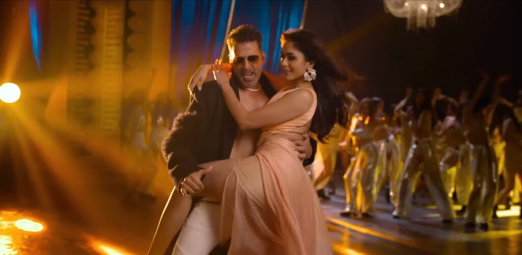 55-YO Akshay Kumar Trolled For Romancing 30-YO Mrunal In Selfie's Song