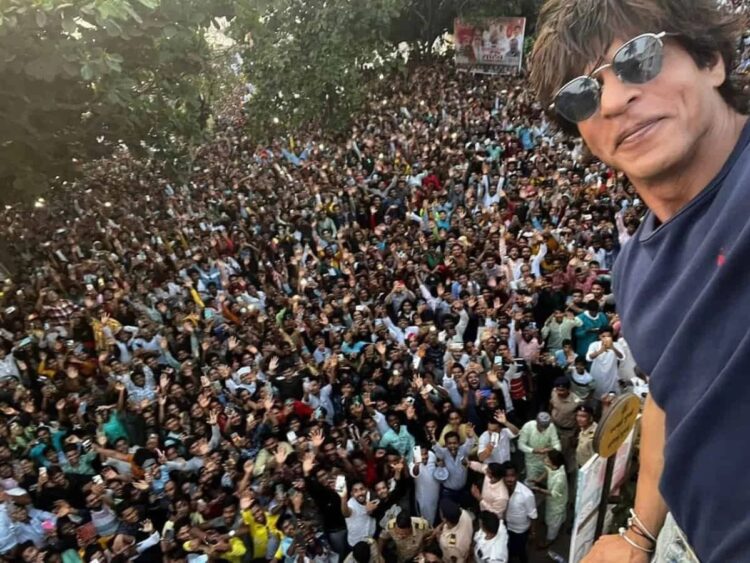 SRK Singing ‘Bas Itna Sa Khwab Hai’ In Front Of His Now House Mannat ...